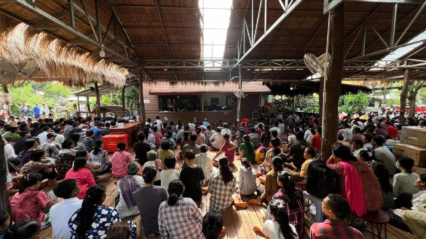 "พระบิดาเขมร" ระดมสาวกหนีน้ำวันสิ้นโลก