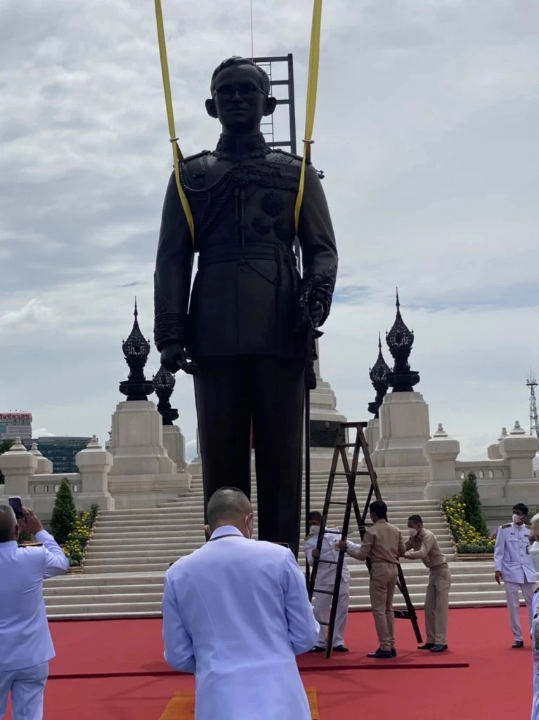 กรมสมเด็จพระเทพฯ เสด็จฯ แทนพระองค์บวงสรวงพระบรมราชานุสาวรีย์ ในหลวง ร.9