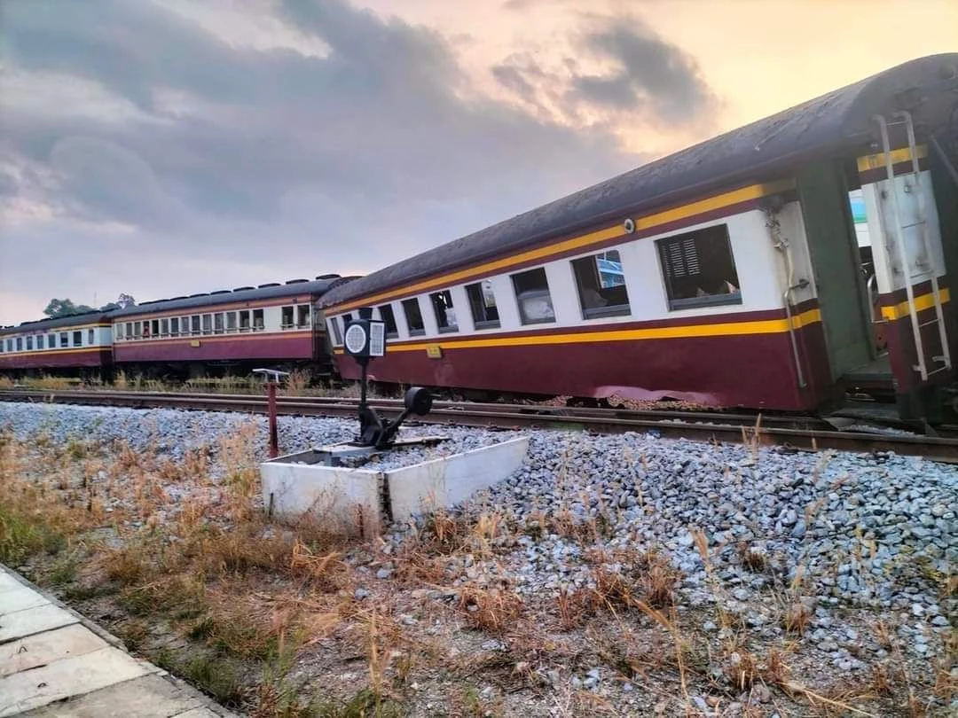 การรถไฟฯ ปรับขบวนรถท้องถิ่นสายใต้ เหตุขบวนรถไฟตกรางที่สถานีบางสะพานใหญ่
