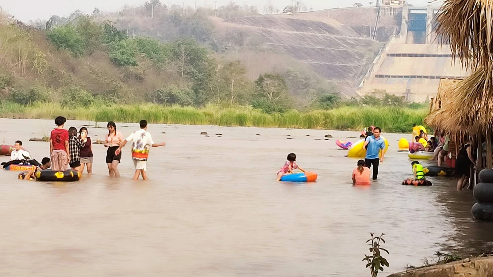 เปิดจุดเล่นน้ำหน้าเขื่อนแควน้อยฯ ปชช. เริ่มพาครอบครัวมาเที่ยวคลายร้อน