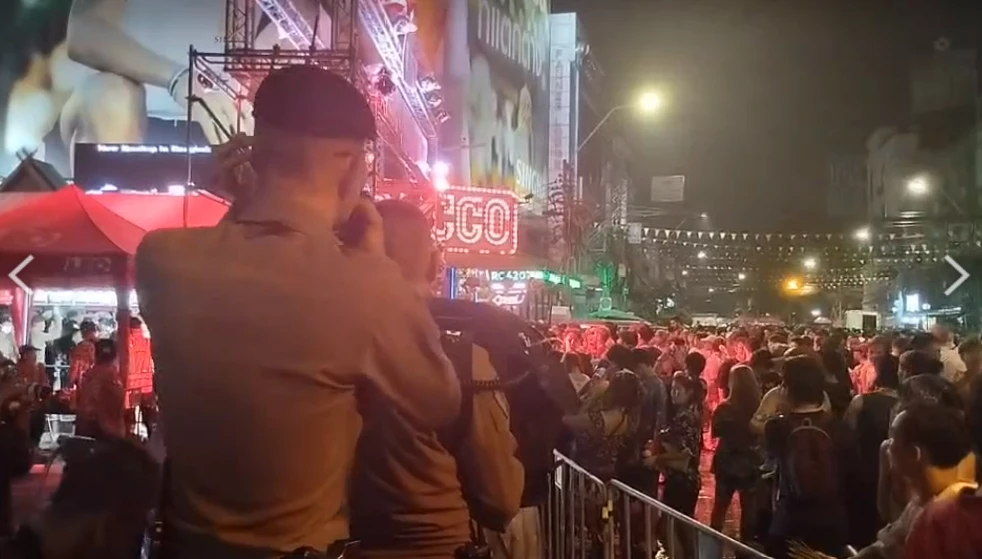 เช็กก่อนไป "สงกรานต์ถนนข้าวสาร" นักท่องเที่ยวทะลักเล่นน้ำแน่น ถนนแทบแตก