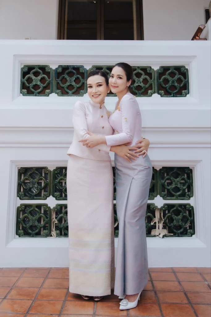 ส่องเหล่าดาราคนดัง แต่งชุดไทยร่วมทำบุญ พาเที่ยวถ่ายรูปเก๋ๆ ที่วัดโพธิ์