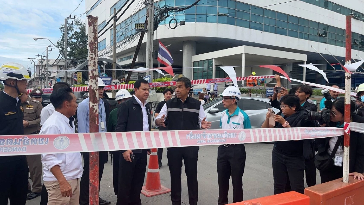 เปิดคลิป นาทีถนนทรุดเป็นหลุมขนาดใหญ่ บริเวณหน้าโรงพยาบาลวชิรพยาบาล